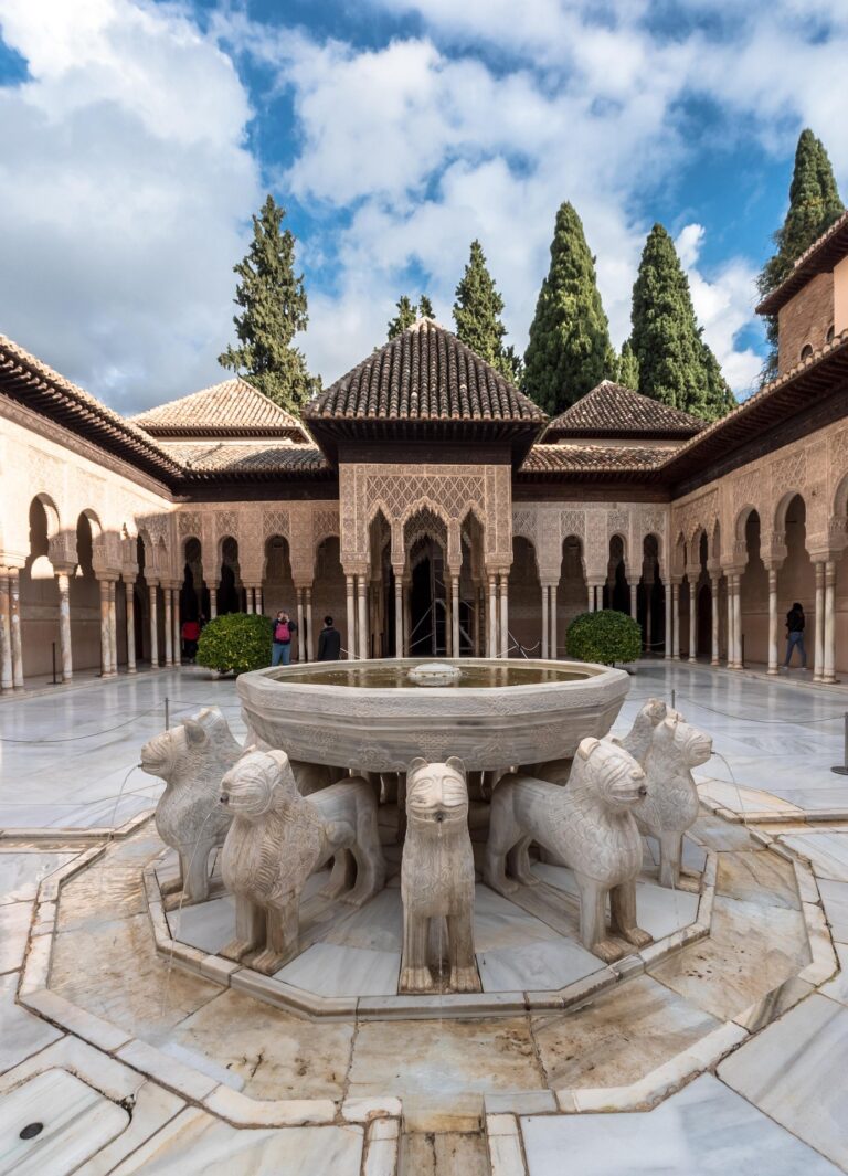Discover the Patio de los Leones in the Alhambra: History, Curiosities ...